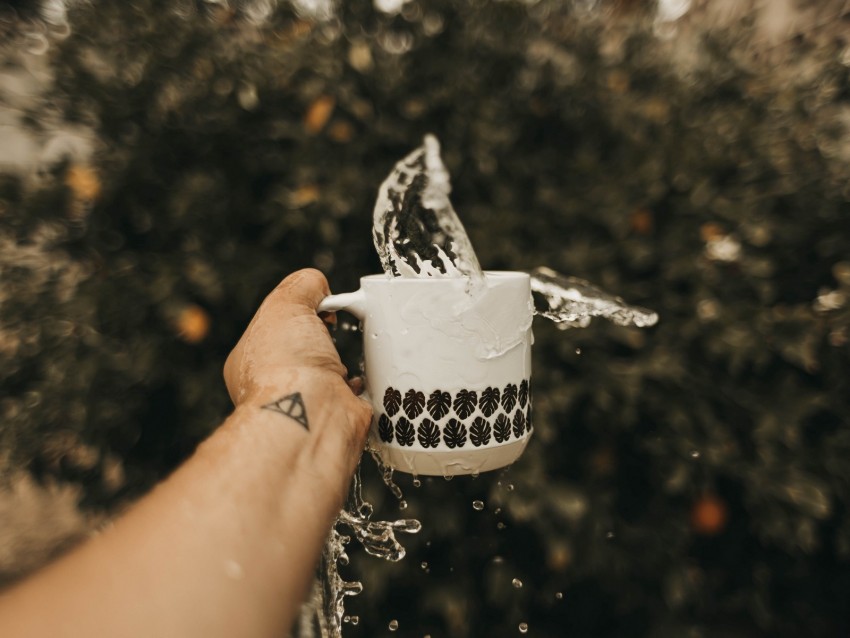 Free download | HD PNG hand mug spill water spray 4k wallpaper | TOPpng