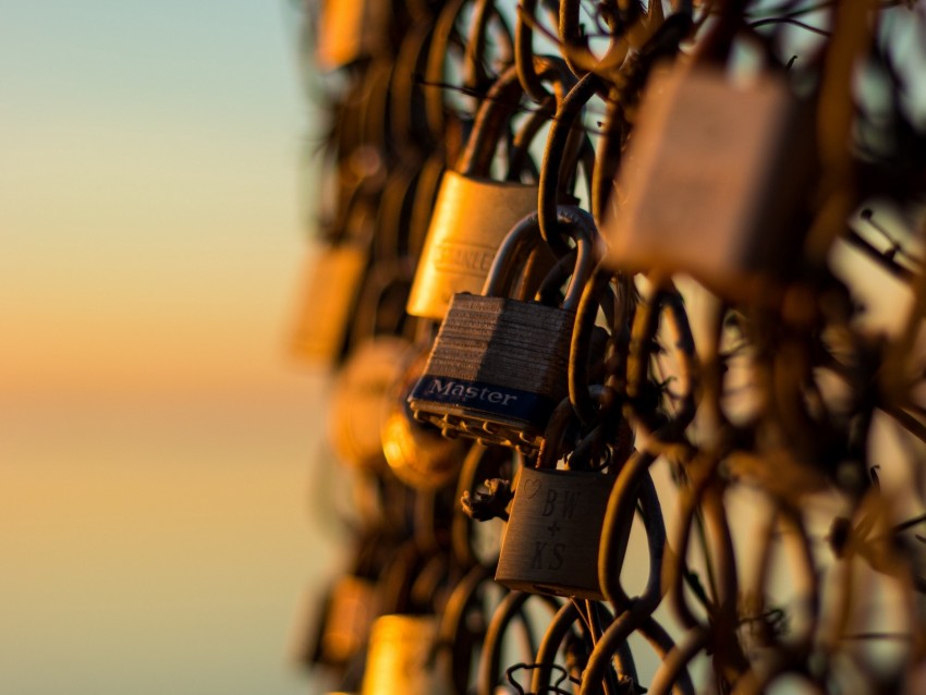 Free download | HD PNG locks blur mesh closed 4k wallpaper | TOPpng